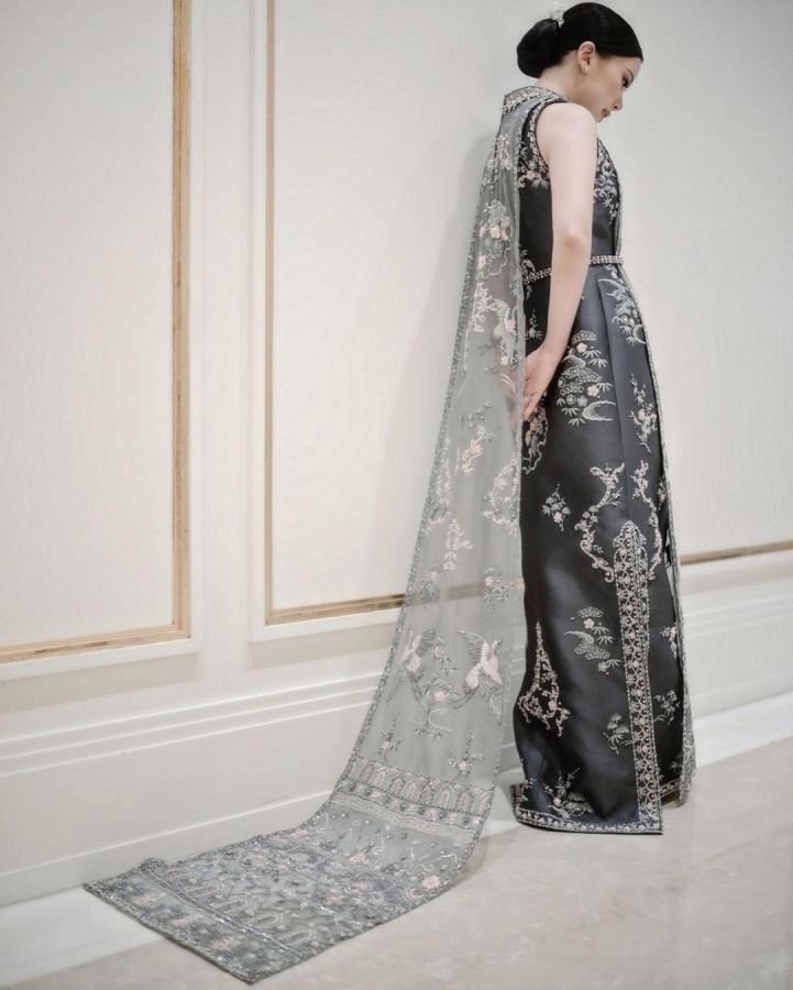 8 Inspirasi Gaun Sampiran Belakang dari Studio Boh