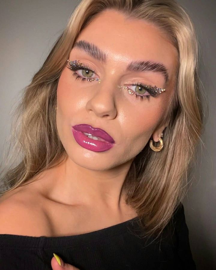 8 Ide Makeup Face Stickers yang Kembali Jadi Tren. Colorful!