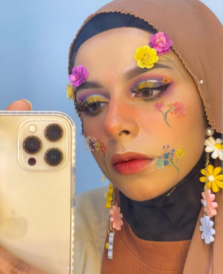 8 Ide Makeup Face Stickers yang Kembali Jadi Tren. Colorful!