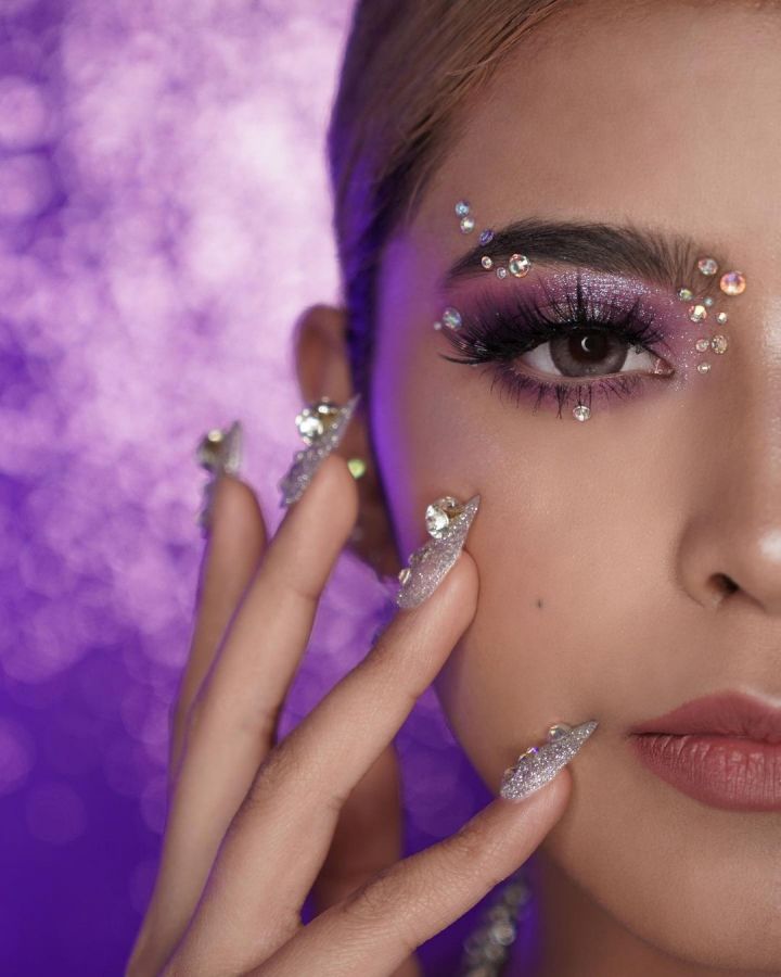 8 Ide Makeup Face Stickers yang Kembali Jadi Tren. Colorful!