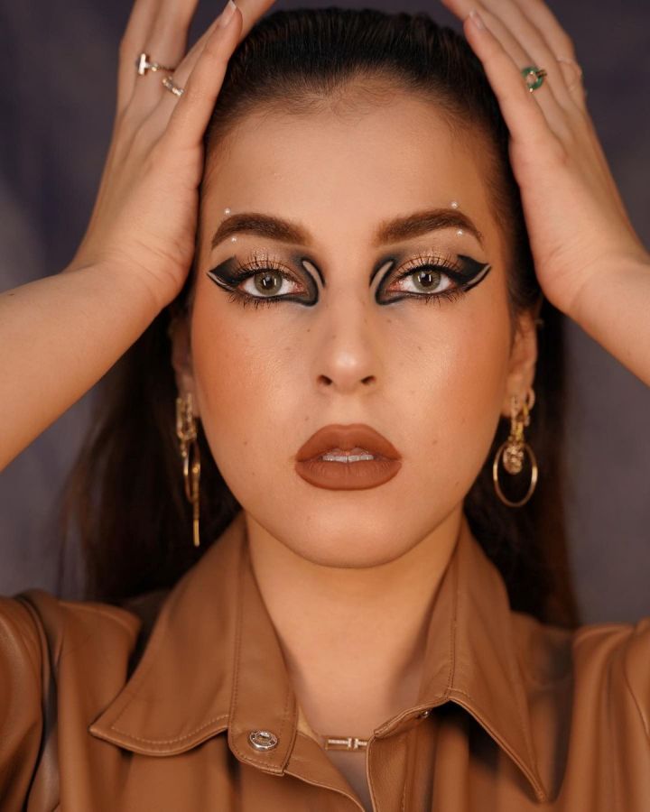 8 Ide Makeup Face Stickers yang Kembali Jadi Tren. Colorful!