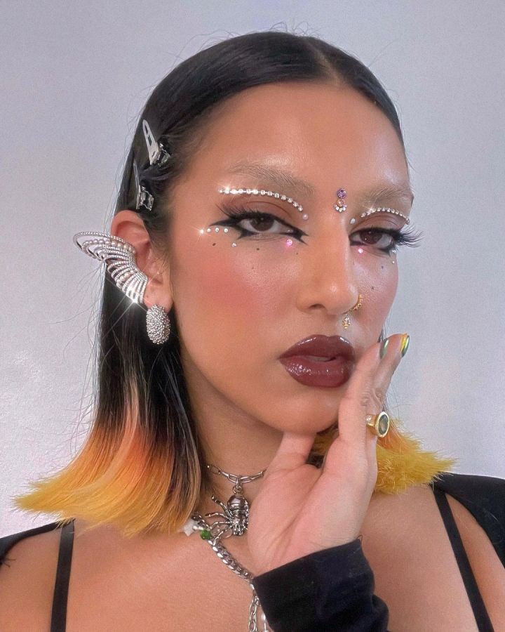 8 Ide Makeup Face Stickers yang Kembali Jadi Tren. Colorful!