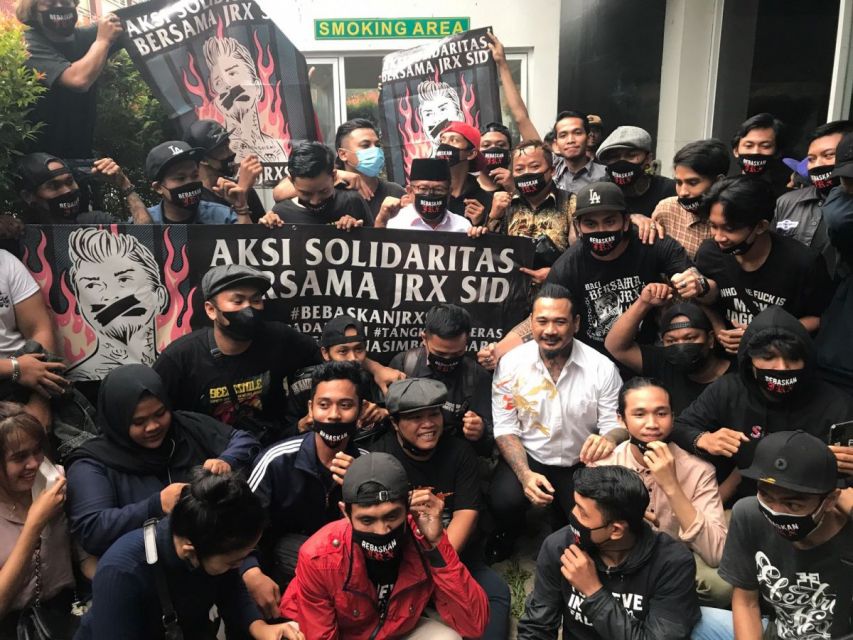 Sidang Jerinx SID Dihadiri Penggemar, sang Drummer: Solidaritas Luar Biasa! Sidang Jerinx SID Dihadiri Penggemar, sang Drummer: Solidaritas Luar Biasa!