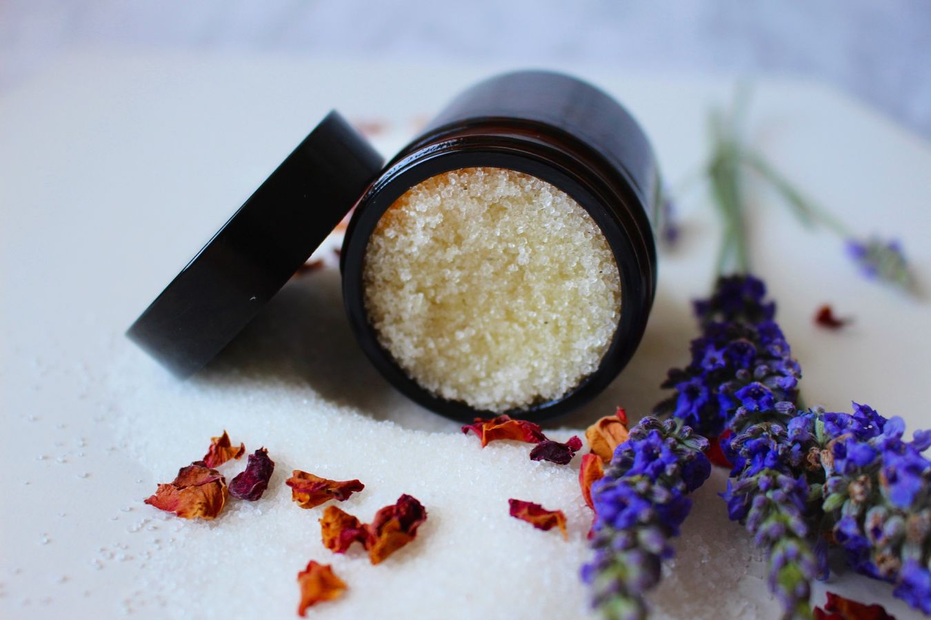 Body Scrub VS Bath Gloves, Mana yang Lebih Efektif Eksfoliasi Kulit?
