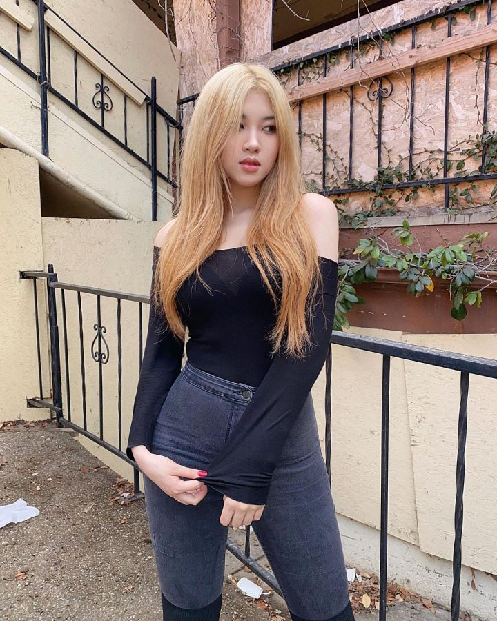 Potret Gaya Fashion Allissa Shin yang Katanya Mirip Rosé BLACKPINK