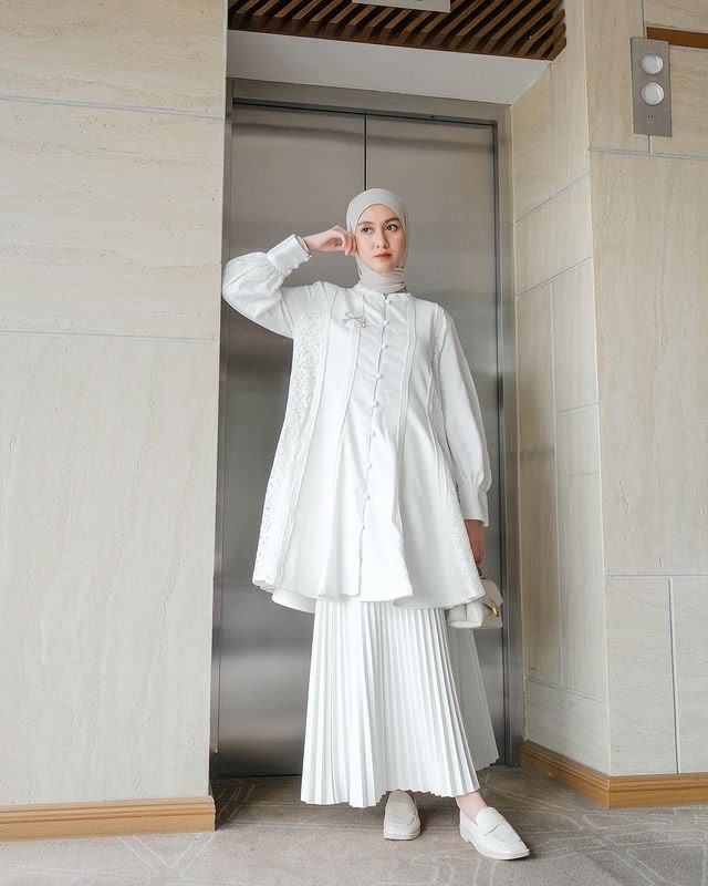 8 Ide Padu Padan Outfit Bernuansa Putih. Cocok Buat Persiapan Lebaran~