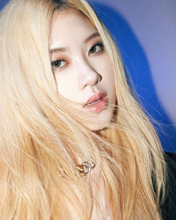 Potret Gaya Fashion Allissa Shin yang Katanya Mirip Rosé BLACKPINK