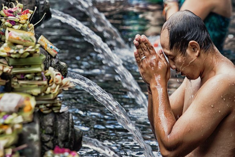 Mengenal Tradisi Melukat, Salah Satu Tradisi Bali yang Juga Jadi Wisata ...