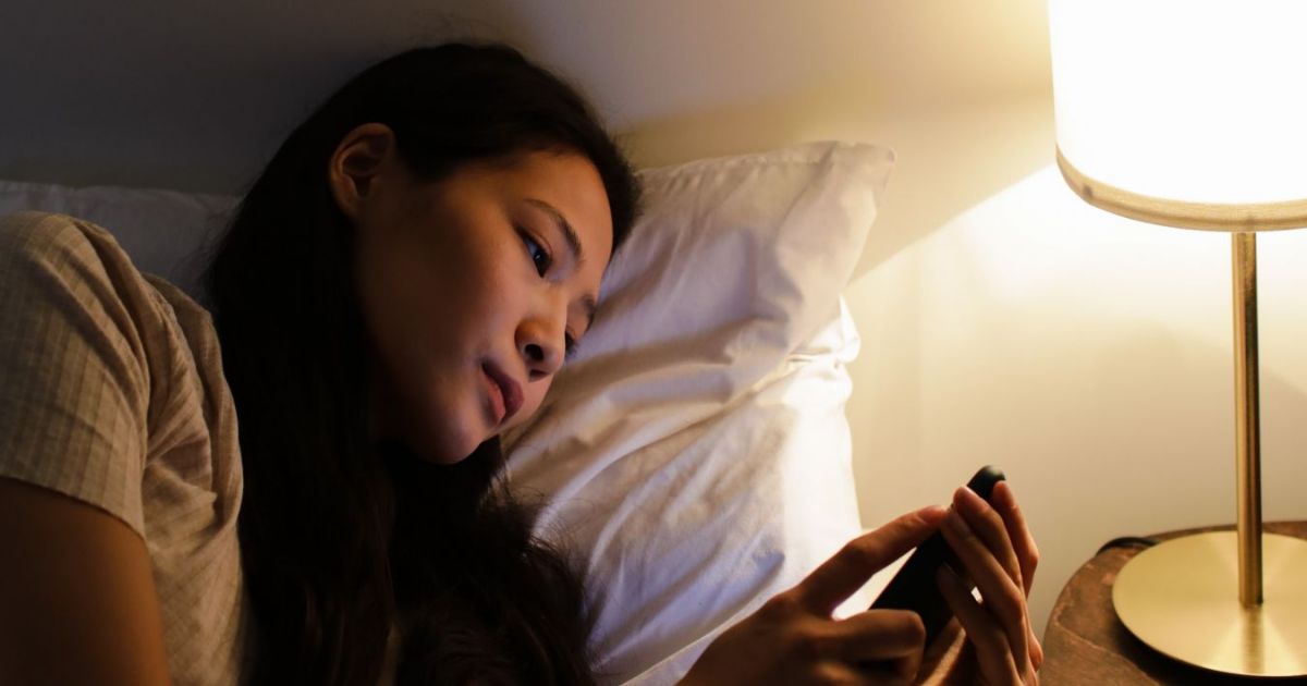 Bahaya Main HP Sebelum Tidur, Jaga Kesehatanmu!