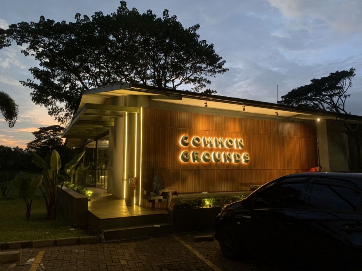 Intip Interior Cafe Golf View di Common Grounds Graha Famili, Dijamin Bikin Betah!