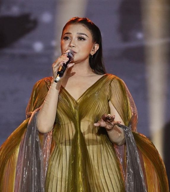 Penampilan Rossa di Konser 25 Tahun Berkarya, Pakai Gaun Fashion ...