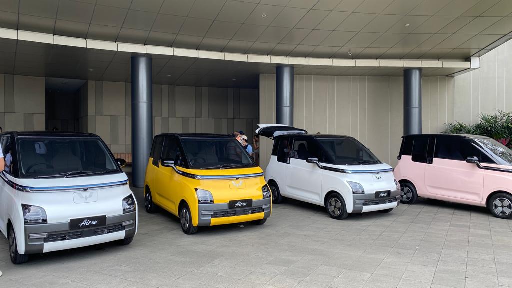 Fakta Menarik Mengendarai Mobil Listrik Wuling Air EV, Si Nyentrik dan ...