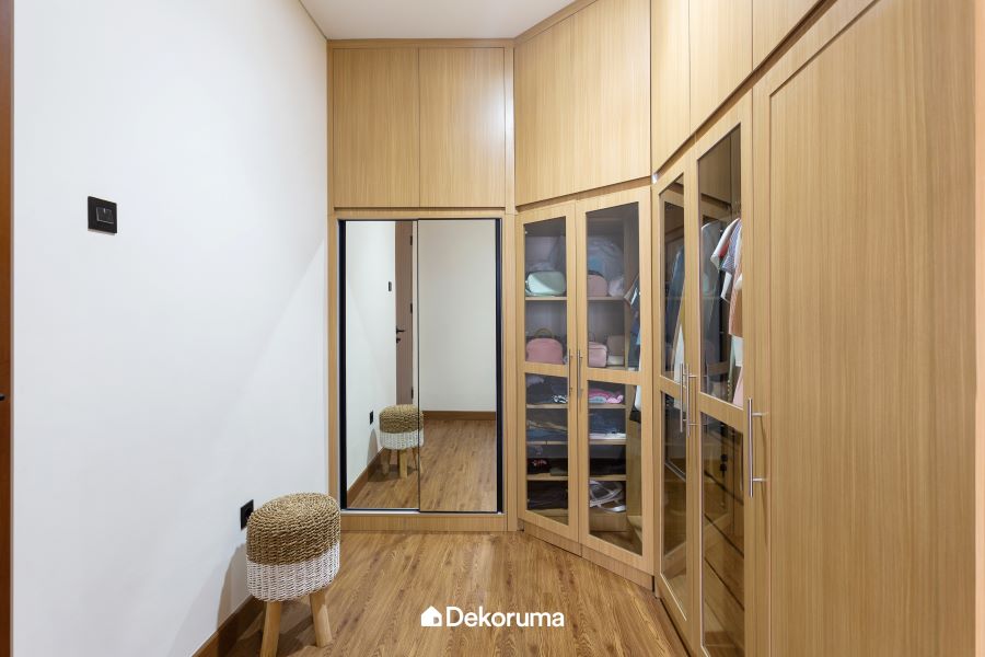 5 Ide Walk-in Closet di Ruangan Sempit yang Nggak Mustahil Diwujudkan