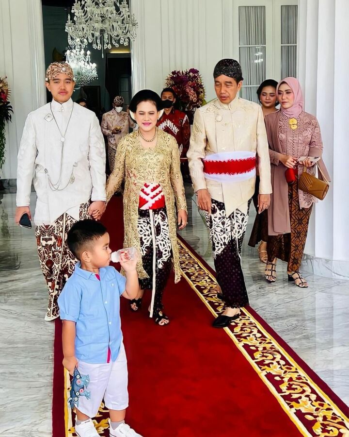 Al Nahyan Pakai Kutang di Nikahan Kaesang-Erina, Berujung Diedit agar Berbeskap di Foto Keluarga