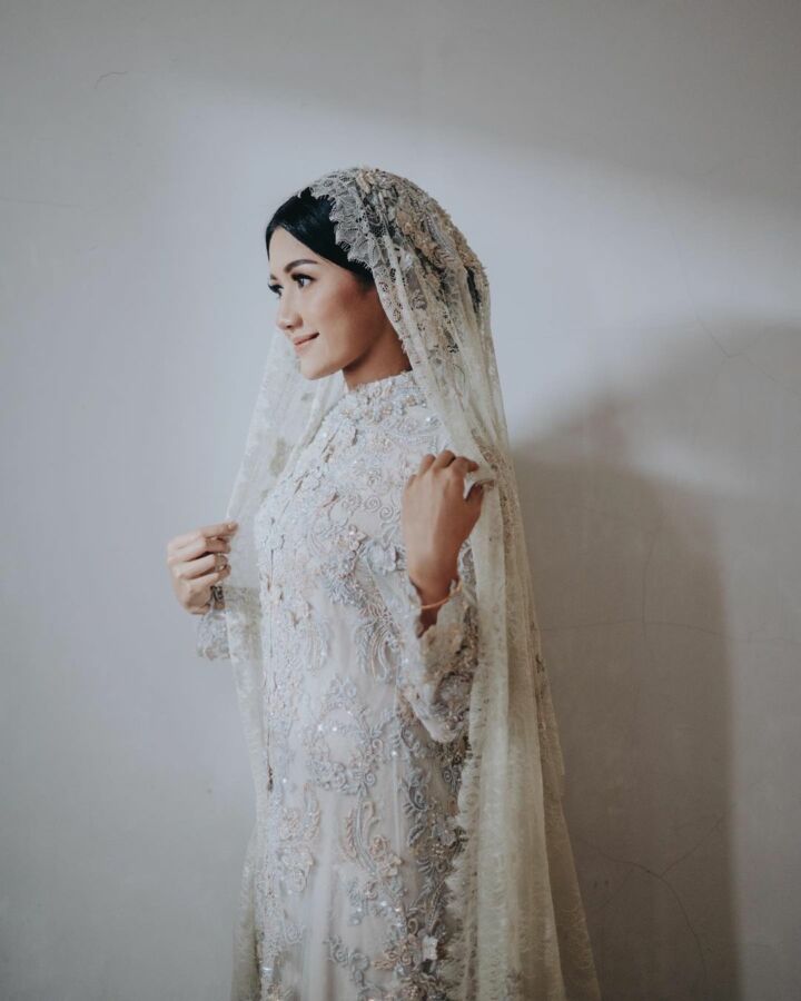 Inspirasi Kebaya Lamaran Erina Gudono, Cocok Buat Kamu yang Suka Warna ...