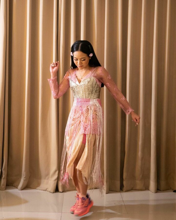 10 Inpirasi Kebaya Unik Yura Yunita. Mau Style Anggun atau Sporty, Bisa!