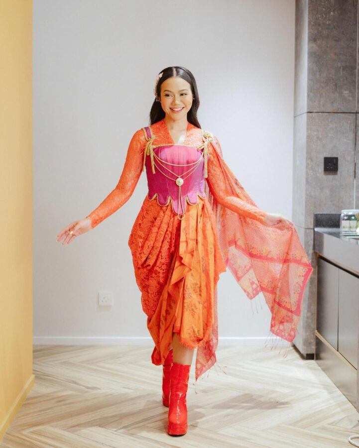 10 Inpirasi Kebaya Unik Yura Yunita. Mau Style Anggun atau Sporty, Bisa!